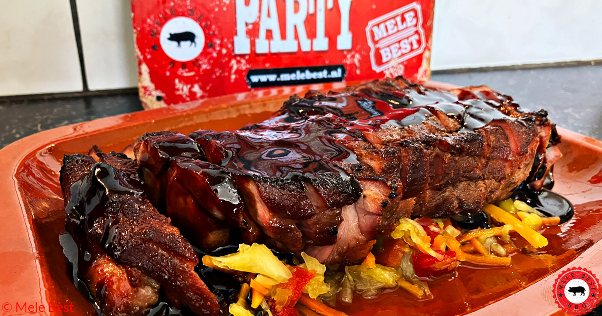 Babi ketjap van Mele Best. Geroosterd vlees van de barbecue.